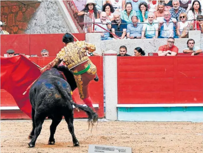 Morante, grave, tras una cornada de dos trayectori­as en la pierna derecha - PressReader
