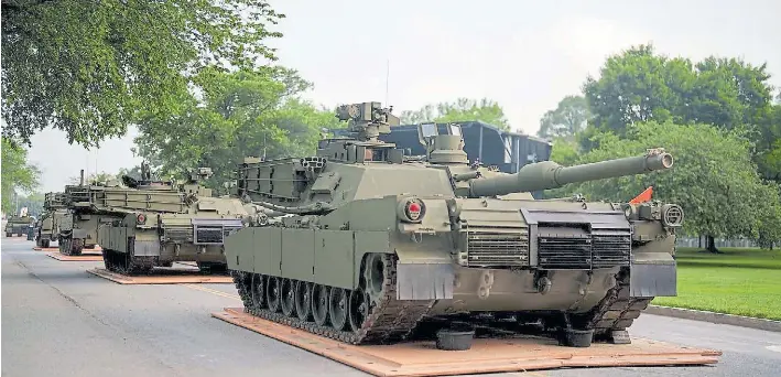 Trump festeja su cumpleaños con un desfile militar y protestas ...