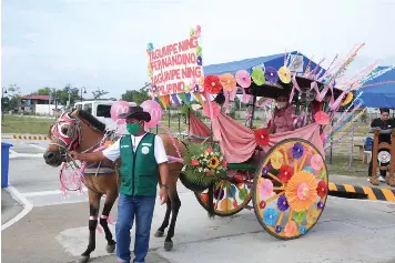 Kalesas tour folks around downtown San Fernando - PressReader