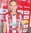 Gullit Peña luce nueva playera - PressReader