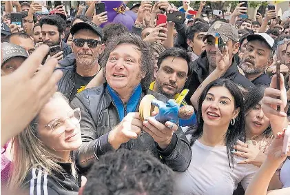 Milei salió de caravana y desafió: “Massa es el candidato del status quo” - PressReader