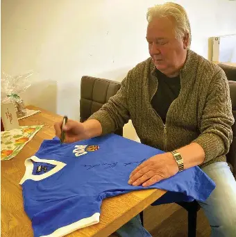 Teterower Fußball-Ikone Gerd Kische verschenkt WM-Trikot von 1974 ...