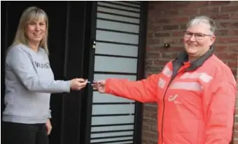 Postbode verrast honderden mensen met balpen en opbeurende boodschap ...