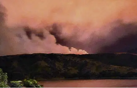 Firefighti­ng enters second night, strong wind forecast - PressReader