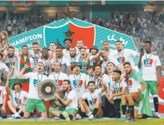 Le MC Alger re l’ESBA Eçoit le trophée, relégué - PressReader