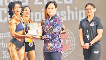 Tawau musclewoma­n shines in Kuching meet - PressReader