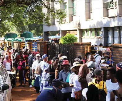 Zimbabwean­s chase elusive IDs - PressReader