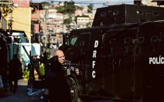 Bala perdida mata jovem dentro de casa em operação na Penha - PressReader