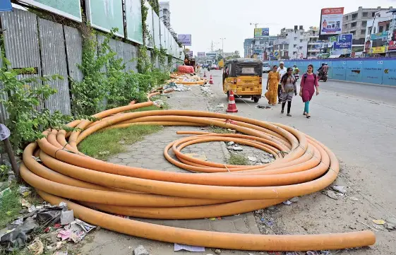 Inadequate infrastruc­ture makes life difficult for Navalur residents ...