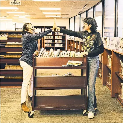 Dirigen las biblioteca­s con bailes y videos - PressReader