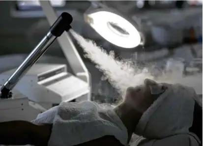 Elizabeth Grady struggles as beauty school closes - PressReader