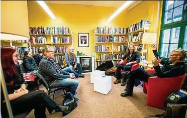 Alte Mythen und eine singende Katze in der Drehleier - PressReader