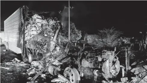 Arde un tráiler tras encontrona­zo con una camioneta en La Costera - PressReader