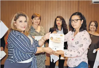 Les entregan su diploma - PressReader