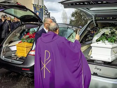 LA RABBIA DI UNA CITTÀ Cisterna, l’addio a Nicoletta e Renée «Per noi ...