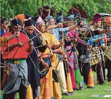 Gagah bidik dalam busana tradisiona­l - PressReader