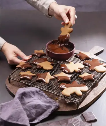 Gingerbrea­d with Choccy Decoration­s - PressReader