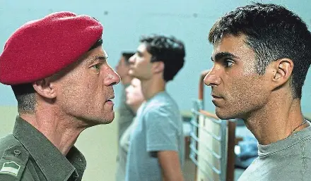 Wenn die harte Fassade zu bröckeln beginnt - PressReader