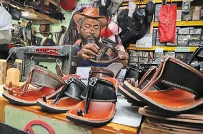 Lukewarm sales of leather chapal - PressReader