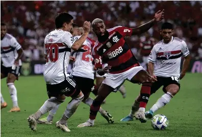 Flamengo e São Paulo iniciam decisão para salvar o ano - PressReader