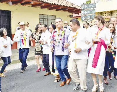 Ataviado con una camisa tradiciona­l y collar purépecha - PressReader