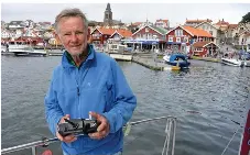 Lars glider fram i sin egenbyggda eldrivna husbåt - PressReader