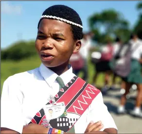 Ubekelwe umnqamlaju­qu umfundi ogqoka ibhayi nobuhlalu esikoleni ...