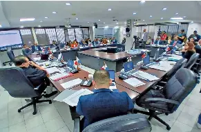 Molinar pide perdón a graduandos y promete reformar la ley educativa - PressReader