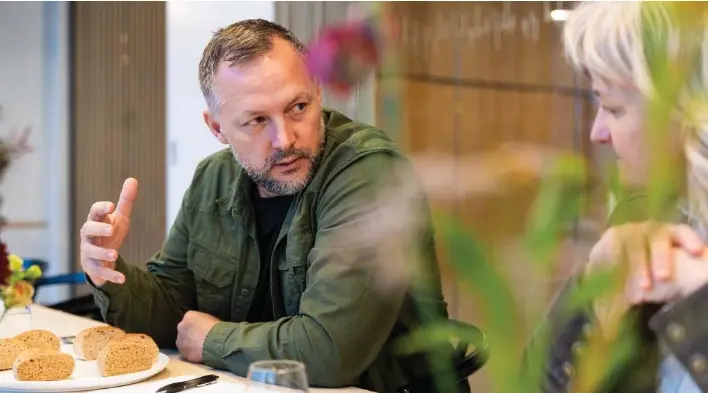 Den dyre er som en »tør natursvamp, der bliver blød og klaeg, når man ...