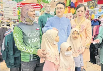 Single parents happy children chosen for Raya shopping - PressReader