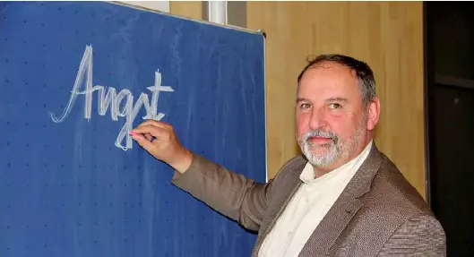 Warum auch Singen, Pfeifen und Handaufleg­en gegen die Angst helfen - PressReader