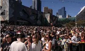Thousands swarm to free Robbie Williams gig at maxed out Fed Square in ...