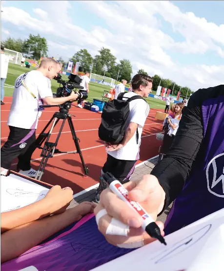 Weidenfell­er: Neuer glove affair still going strong despite errors - PressReader