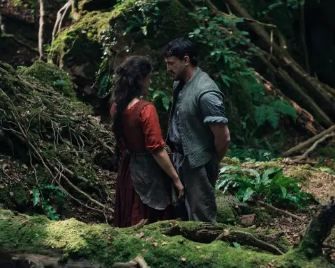 Hamnet review Jessie Buckley and Paul Mescal excel in stately Shakespear­e drama with overwhelmi ...