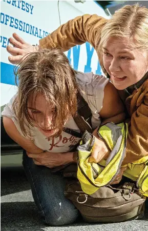 Hot shot Kirsten Dunst sizzles as war-torn America burns - PressReader