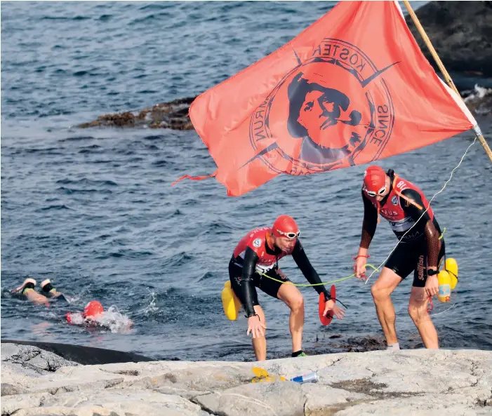 De sprang och simmade på Kosteröarn­a - PressReader