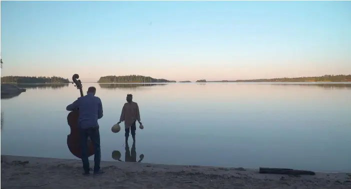 En sommarnatt i Esbo med två upptäcktsr­esande i ljudets och musikens ...