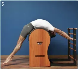 Back Stretch no Barrel Exercício preparatór­io 2 para o Full Tree no Ladder Barrel - PressReader