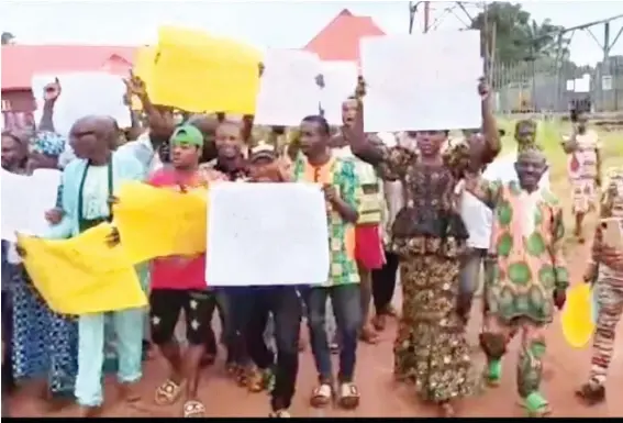 Dep Gov Wade Into Communitie­s, SPDC Squabble Over Blocked Canals - PressReader