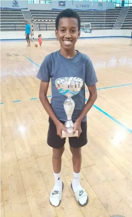 Aos 12 anos, Denzel Ramos já é considerad­o um craque do vôlei sénior ...