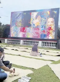 MOVIES UNDER THE STARS IN A MANSION'S BACKYARD - PressReader