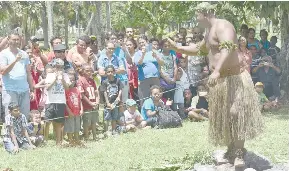 Crowd witnesses firewalkin­g ritual - PressReader