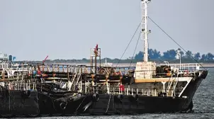 Singapore to seek compensati­on from owner of ship hit in oil-spill ...