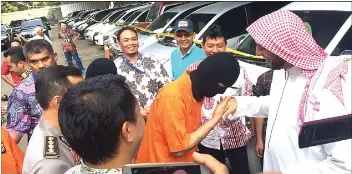 Bandit Cium Tangan Syekh Ali Jaber - PressReader