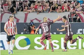 Lanús aprovechó sus chances y festeja ser el líder con puntaje ideal ...