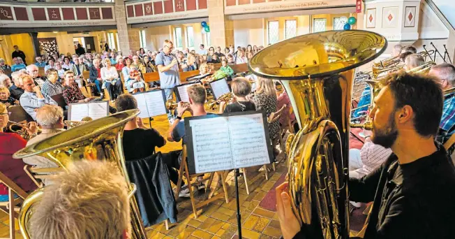 Fröhliches Fest zum Doppeljubi­läum - PressReader