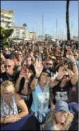 Statue de Johnny Hallyday : les fans au rendez-vous - PressReader