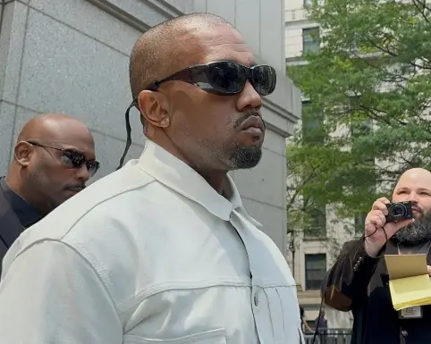 Kanye West takes out full-page ad apologisin­g for antisemiti­c ...