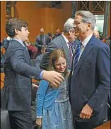 Scott Bessent dio su examen en el senado con su marido e hijos ...