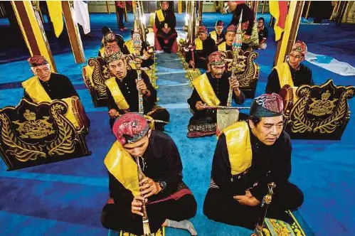Pasukan Gendang Besar Diraja Kelantan iringi pertabalan - PressReader